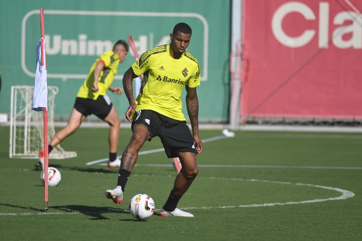 Wesley Moraes faz treino de gala pelo Internacional e encanta