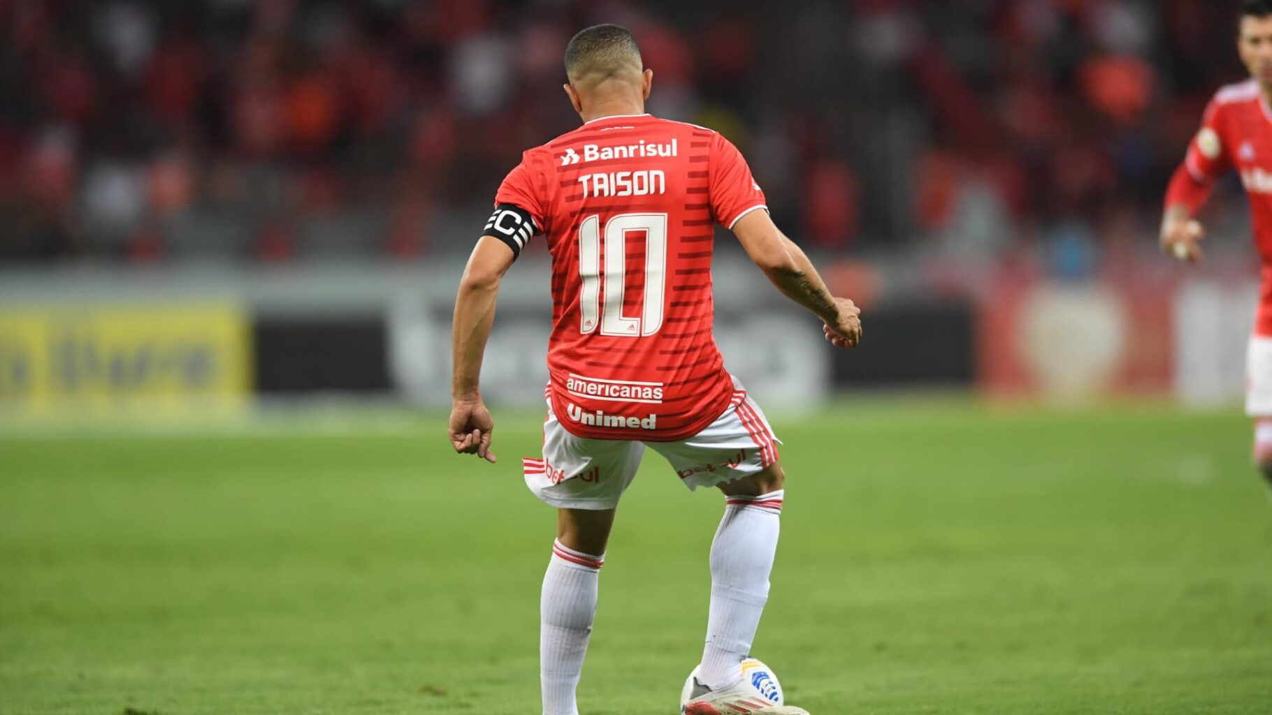 Taison fica fora e não viaja com a delegação do Inter