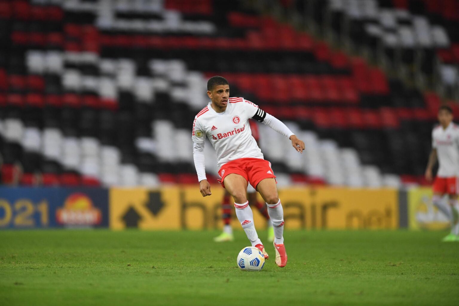 Taison custa R$ 1 milhão por mês ao Internacional, diz jornalista