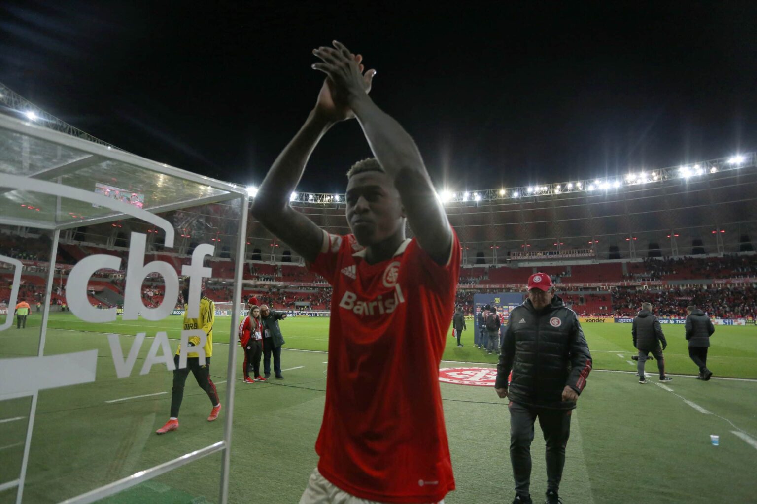 Novo Gamarra? Vitão atinge número inacreditável na zaga do Inter