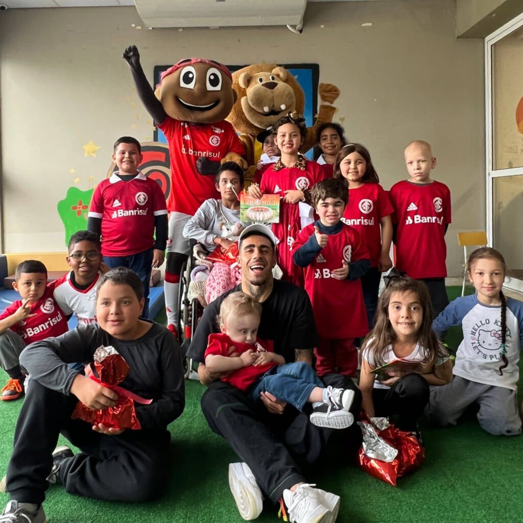 Gabriel toma atitude memorável e visita instituto de câncer