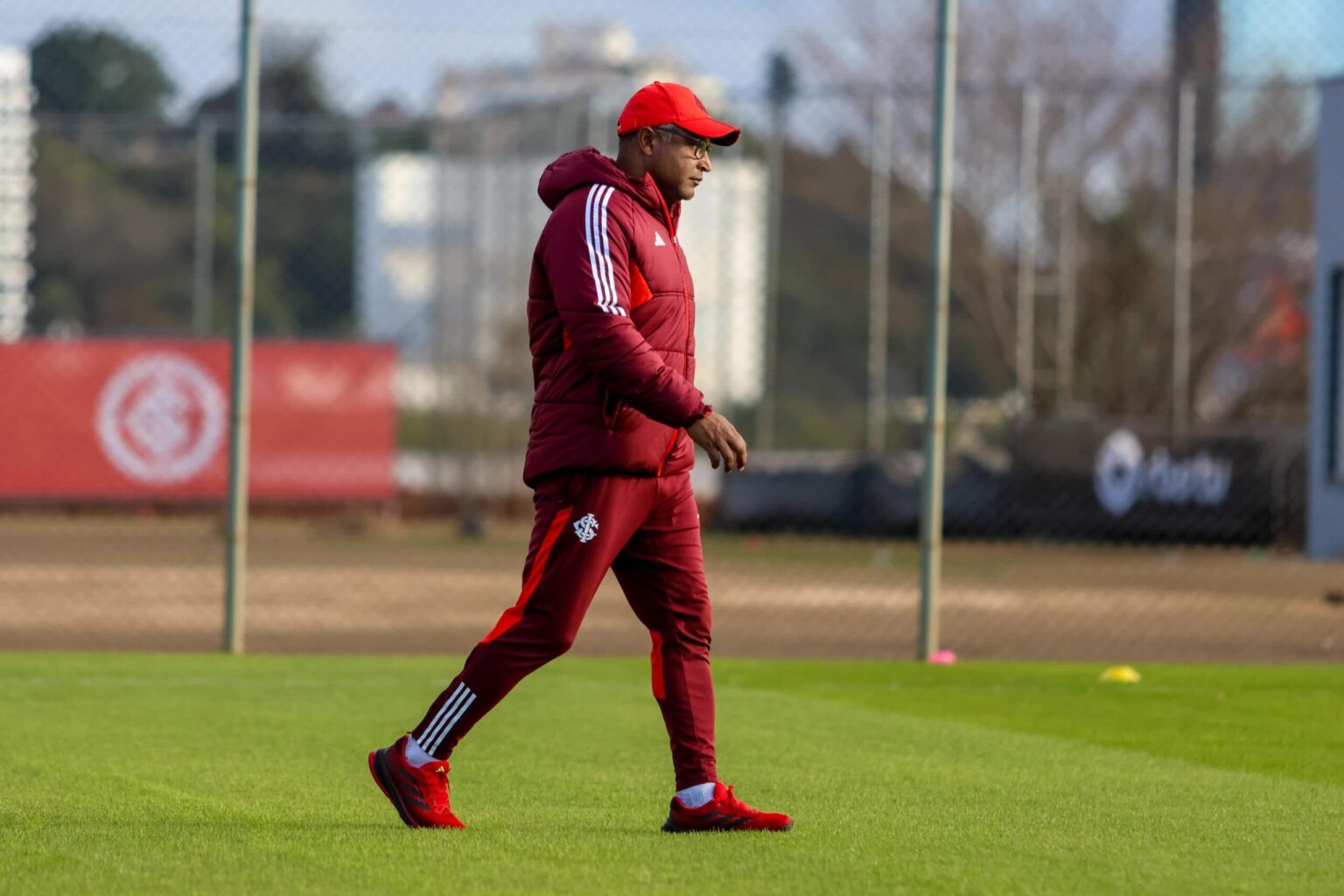 Roger não perdoa nem xará e aplica chapéu por zagueiro velocista